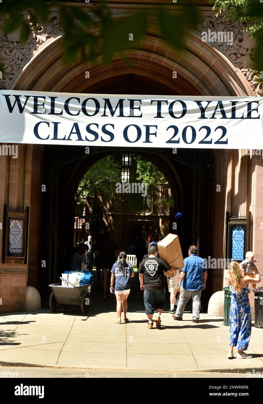 Incoming Yale University Class of 2022 freshmen move into their ...