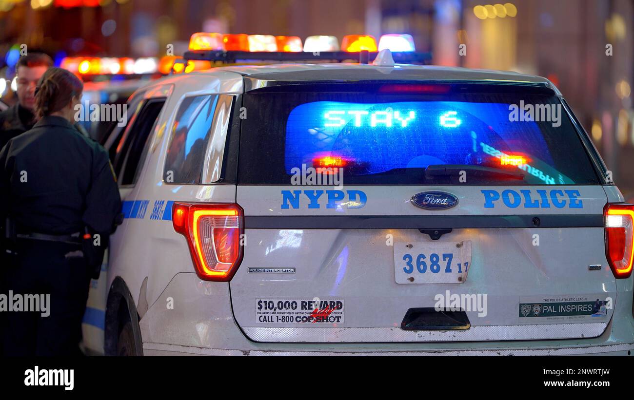 NYPD Police Officers on duty in Manhattan - NEW YORK CITY, USA ...