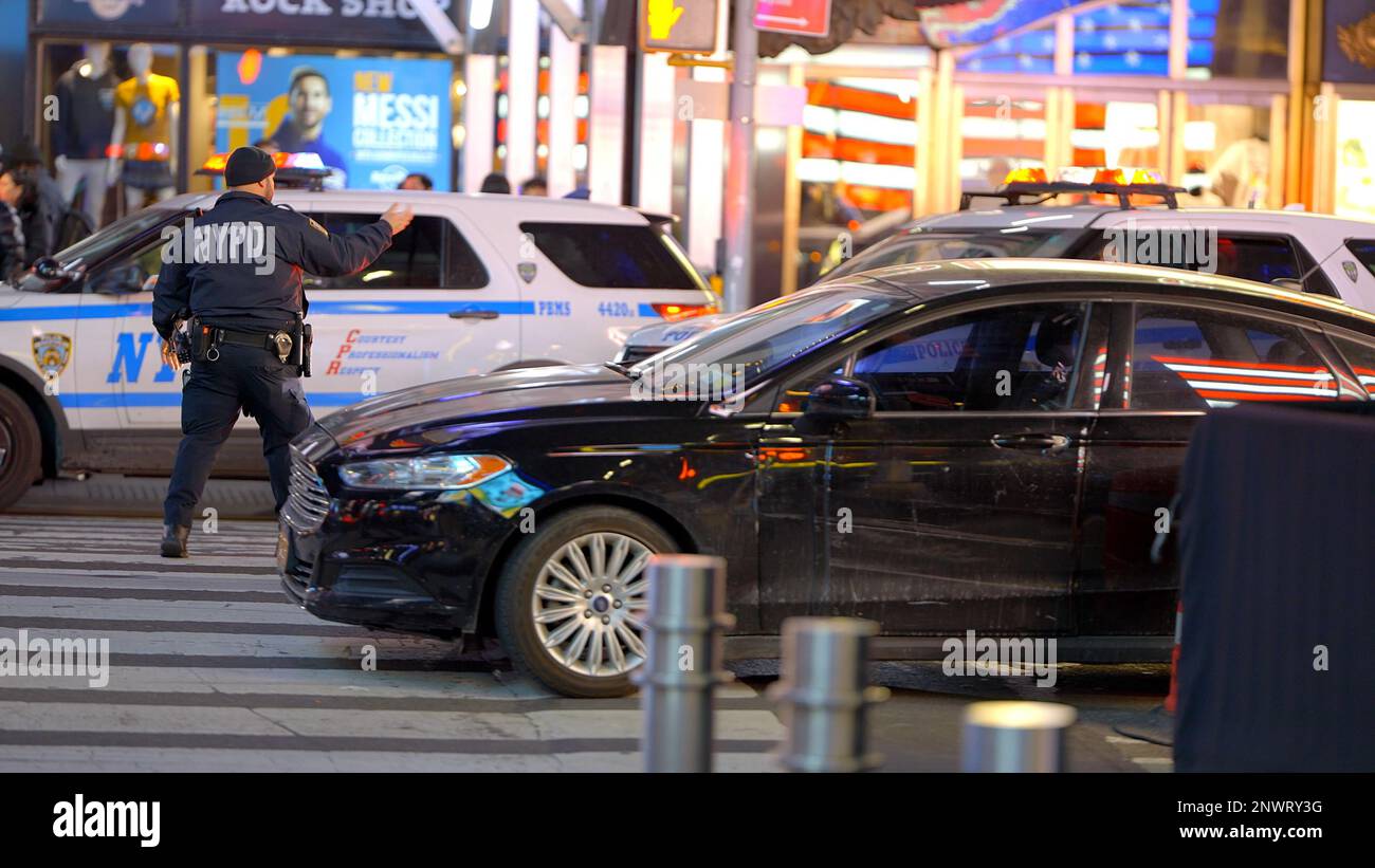 New york police foot patrol hi-res stock photography and images - Alamy