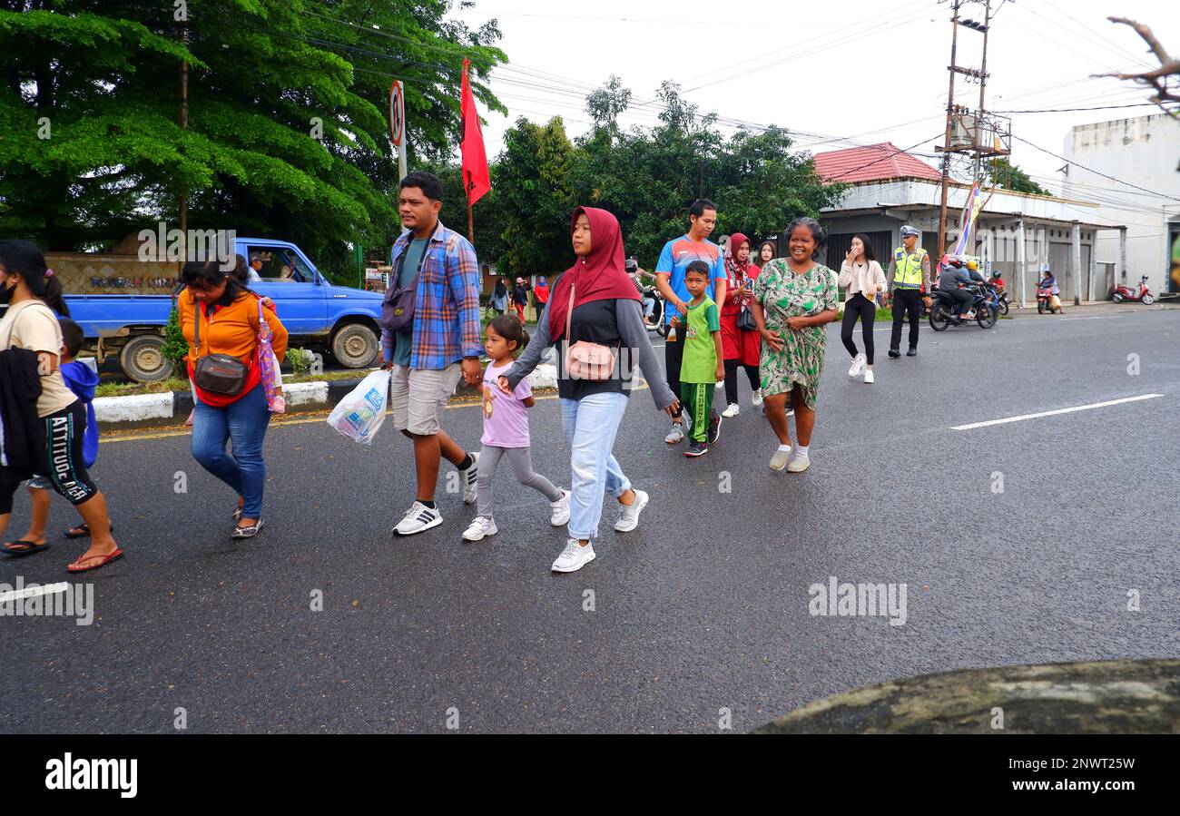 The Atmosphere Of A Crossroads And Residents Walking Leisurely In The ...