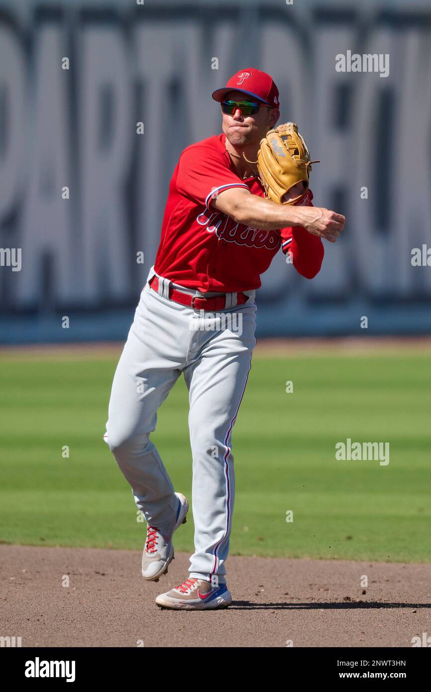 Philadelphia Phillies shortstop Scott Kingery (4) throws to first base ...
