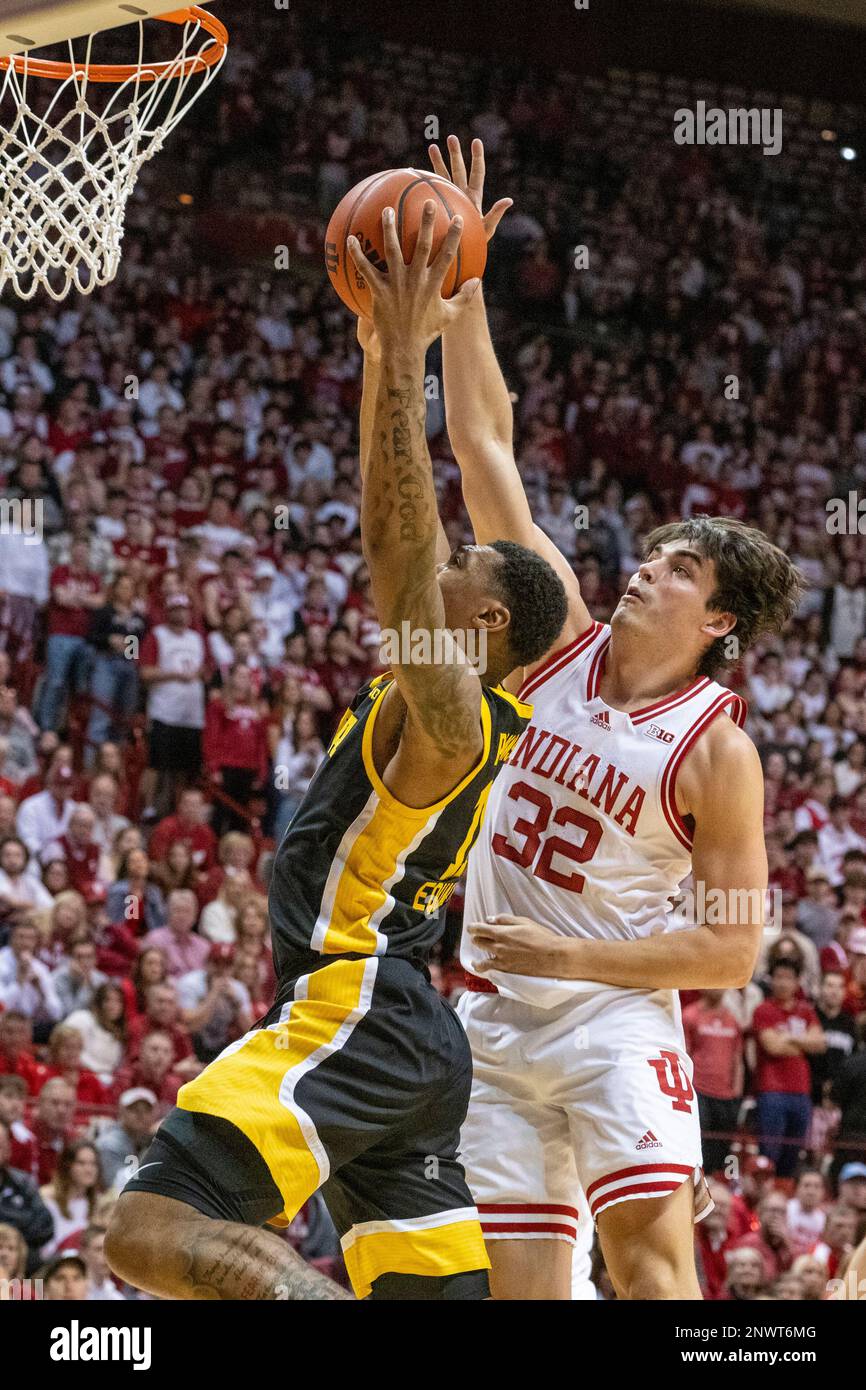 Indiana guard Trey Galloway (32) attempts to block a shot by Iowa guard ...