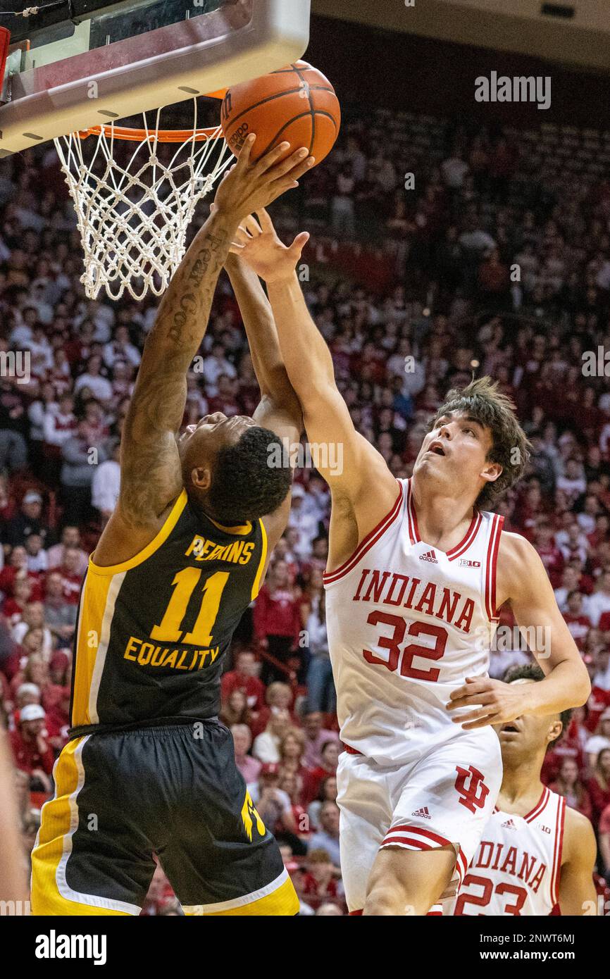 Indiana guard Trey Galloway (32) attempts to block a shot by Iowa guard ...