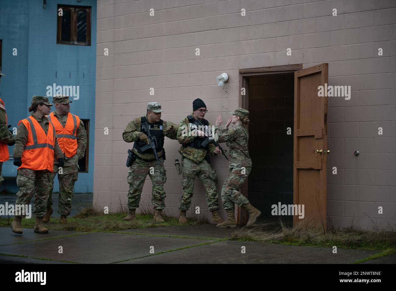 Washington National Guard Soldiers with the 506th Military Police ...