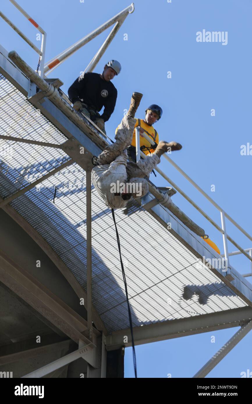 Recruits with Hotel Company, 2nd Recruit Training Battalion, execute ...