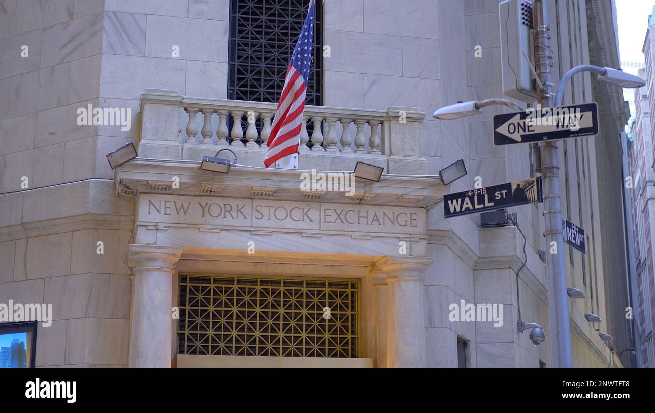 New york stock market floor bell hi-res stock photography and images ...