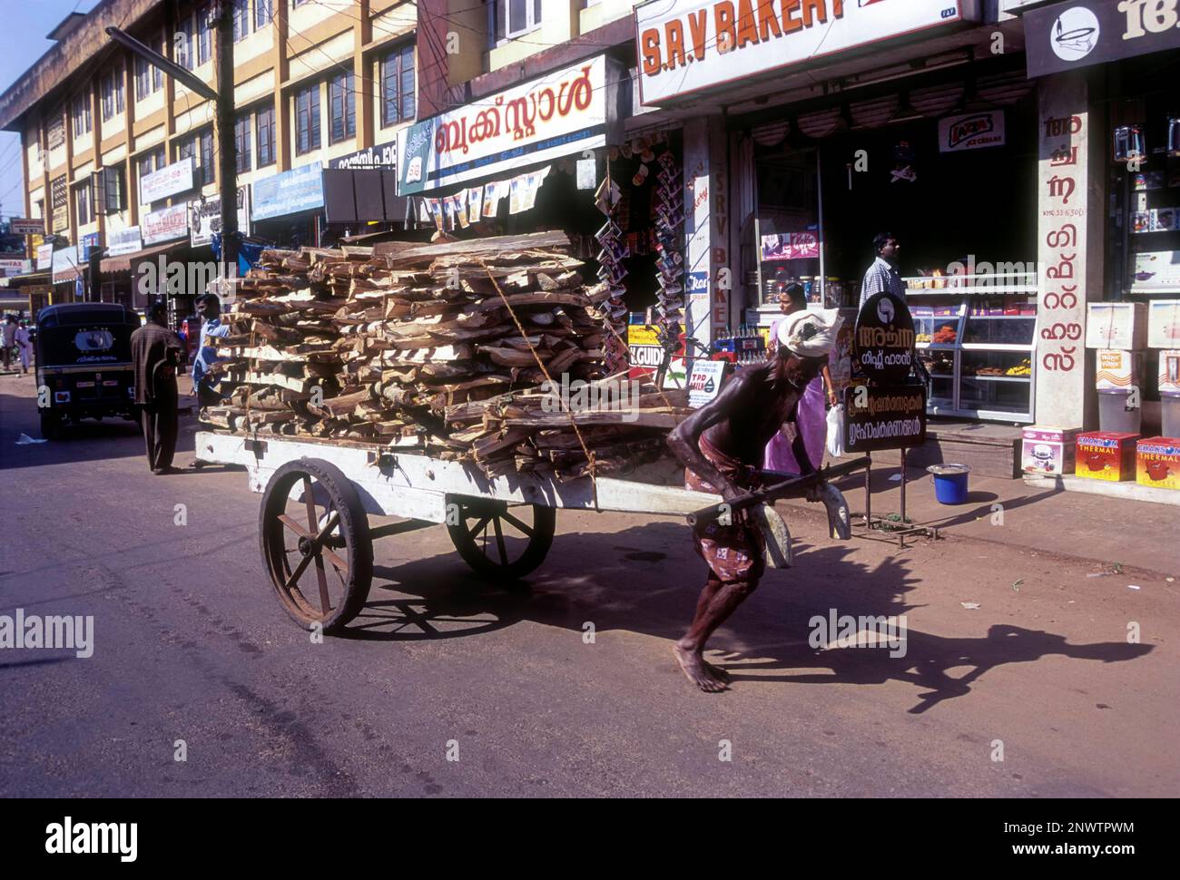 Man pulling cart hi-res stock photography and images - Alamy