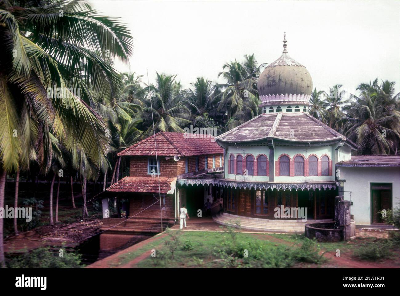 7th century Rafith- IBN- Habeeb mallik deenar darga at Ichilangod near ...