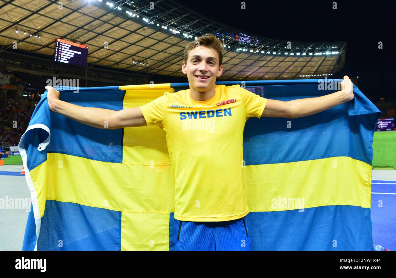 Mondo Duplantis aka Armand Duplantis (SWE) poses with flag after ...