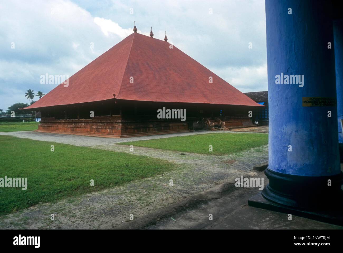 Koothambalam or temple theatre in Irinjalakuda Koodal Manikyam temple ...