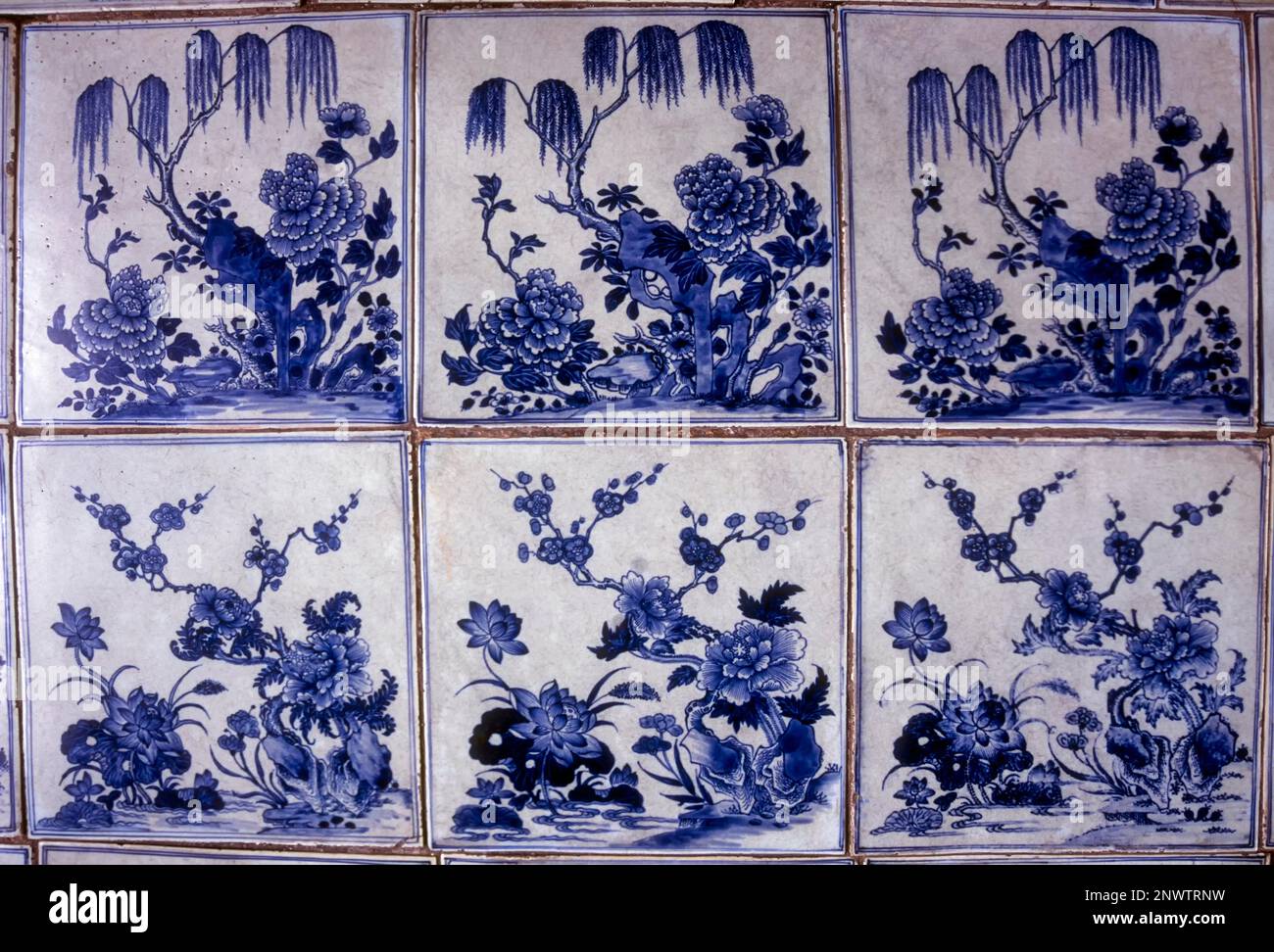 18th century hand painted willow patterned Chinese porcelain floor ...