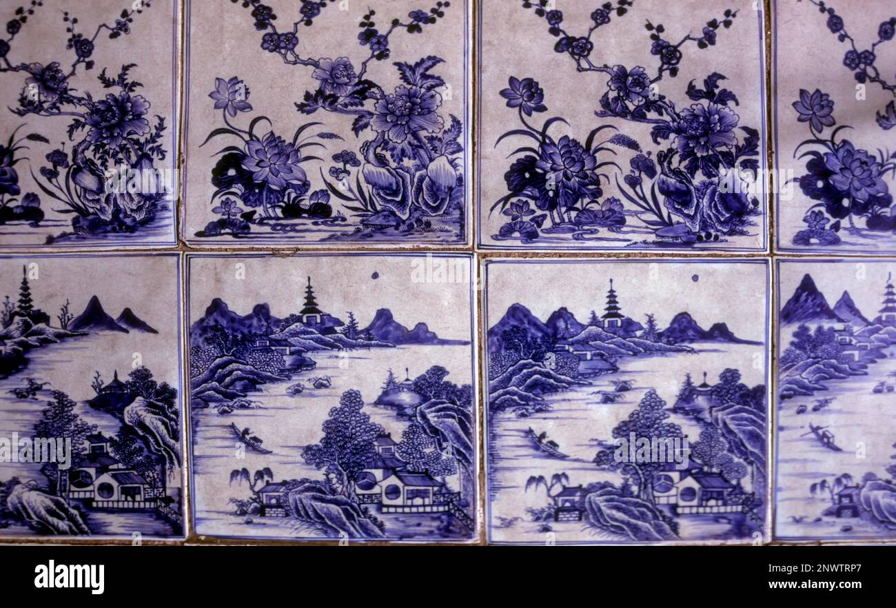 18th century hand painted willow patterned Chinese porcelain floor ...