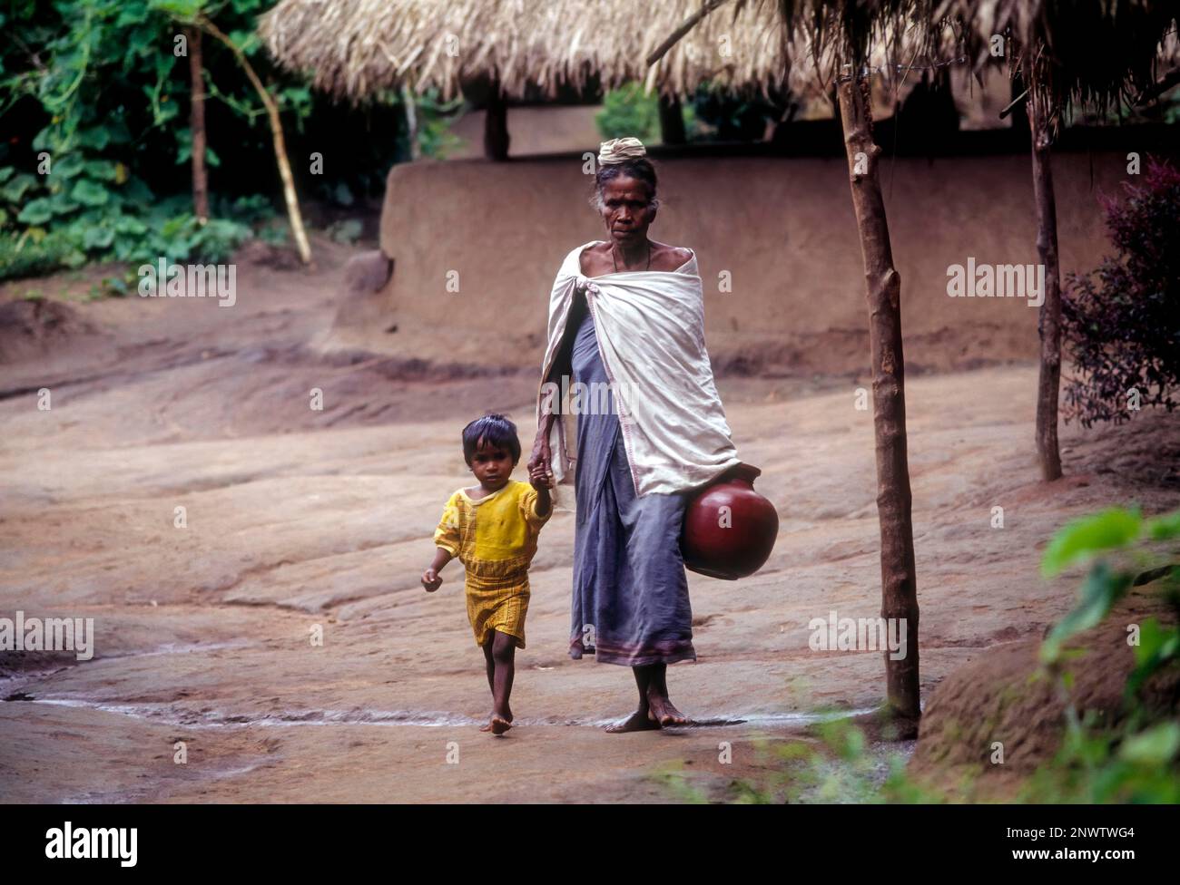 Jenu Kurumba Tribal with daughter at Nagarhole, Karnataka, South India ...