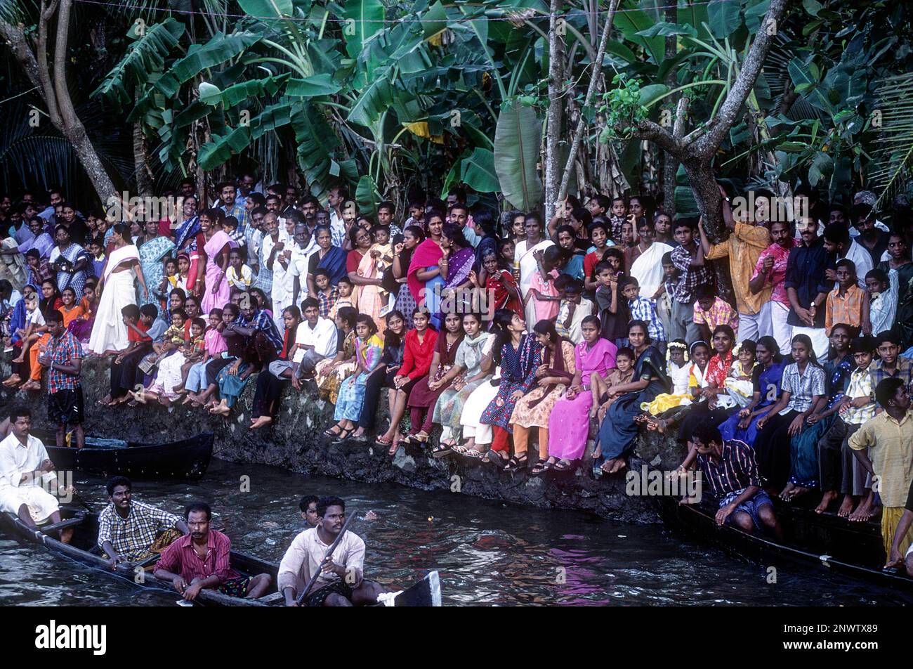 Spectators watching the Boat Racing at Alappuzha Alleppey, Kerala ...
