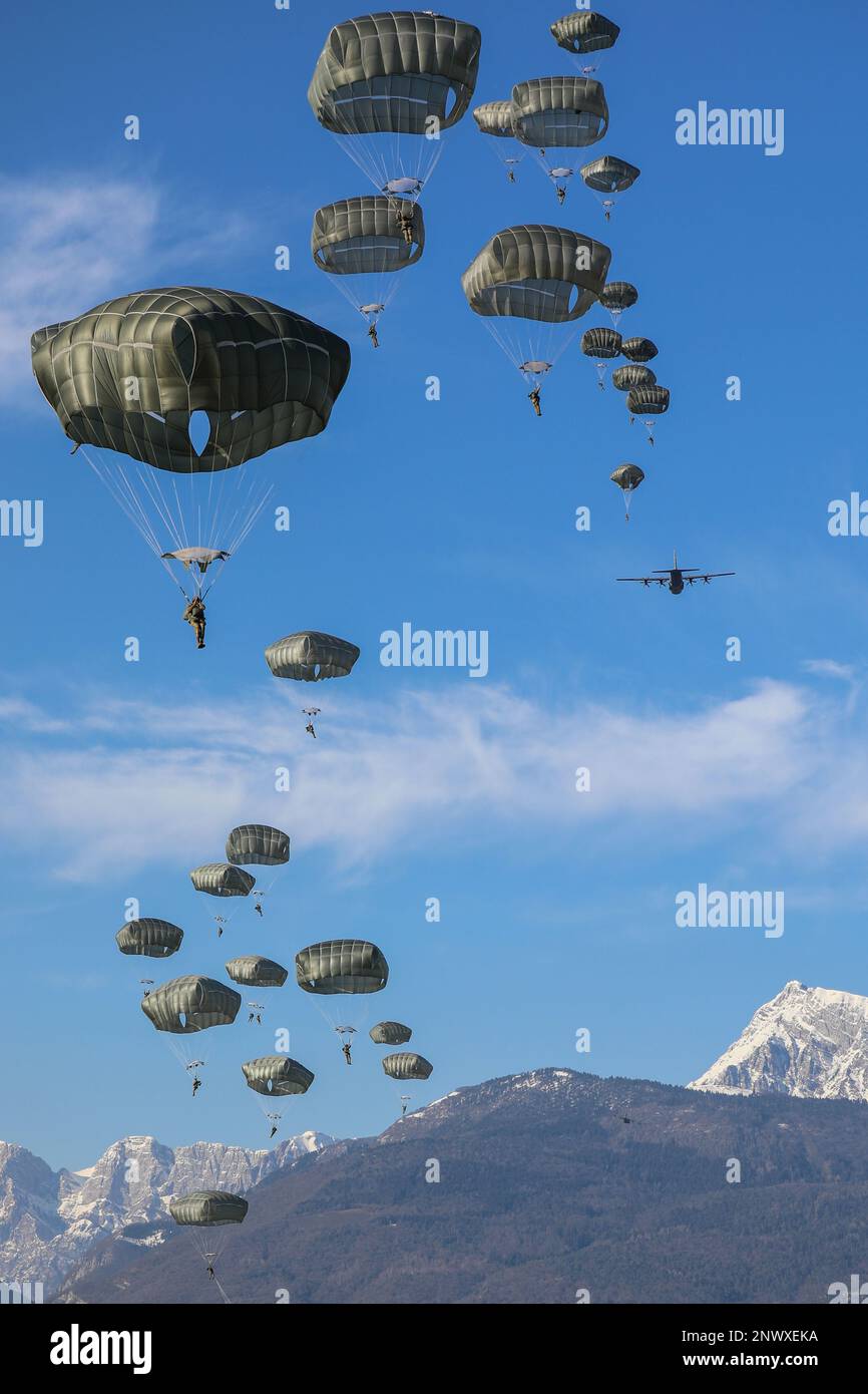 U.S. Army paratroopers assigned to the 173rd Airborne Brigade conduct ...