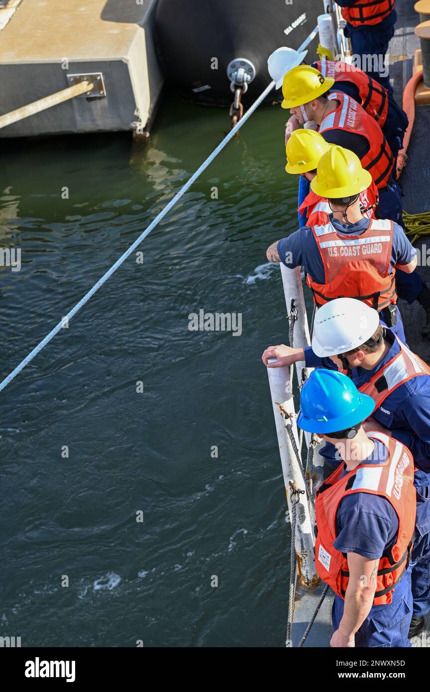 Crew members assigned to USCGC Stone (WMSL 758) conduct line handling ...