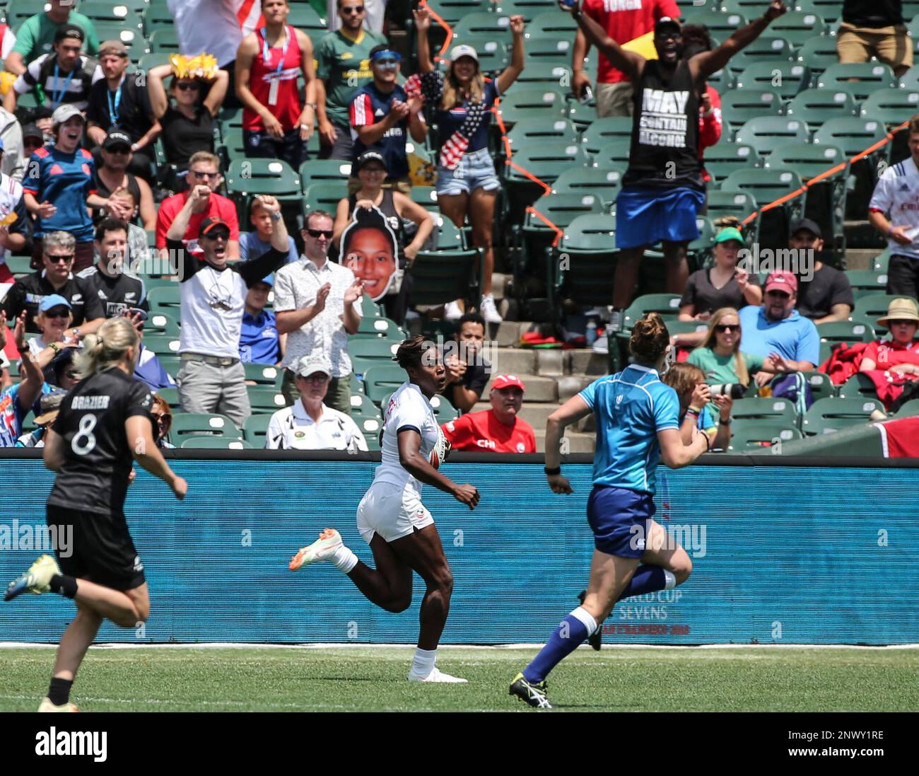 Naya Tapper scores a try for the United States against New Zealand in ...