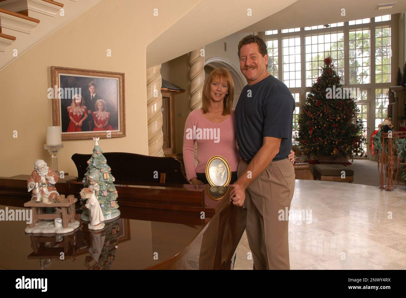 Former professional baseball pitcher Frank Viola, right, and his wife ...
