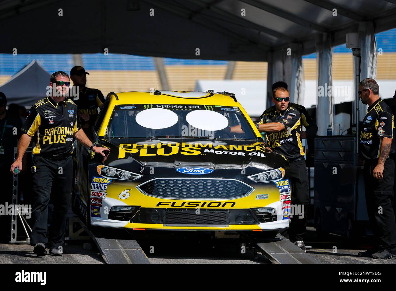 Matt Kenseth (6) crew during practice for the Monster Energy NASCAR Cup ...