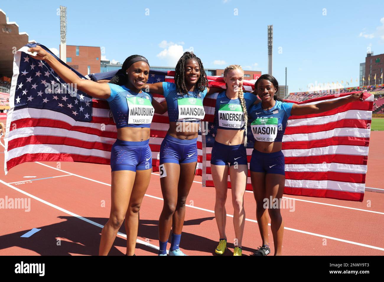 Members of the United States women's 4 x 400m relay pose with United ...