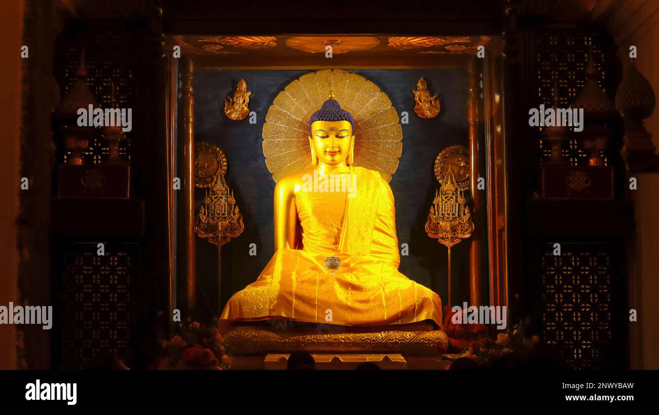 Main Statue of Lord Budhha Inside Mahabodhi Temple, Bodh Gaya, Bihar ...