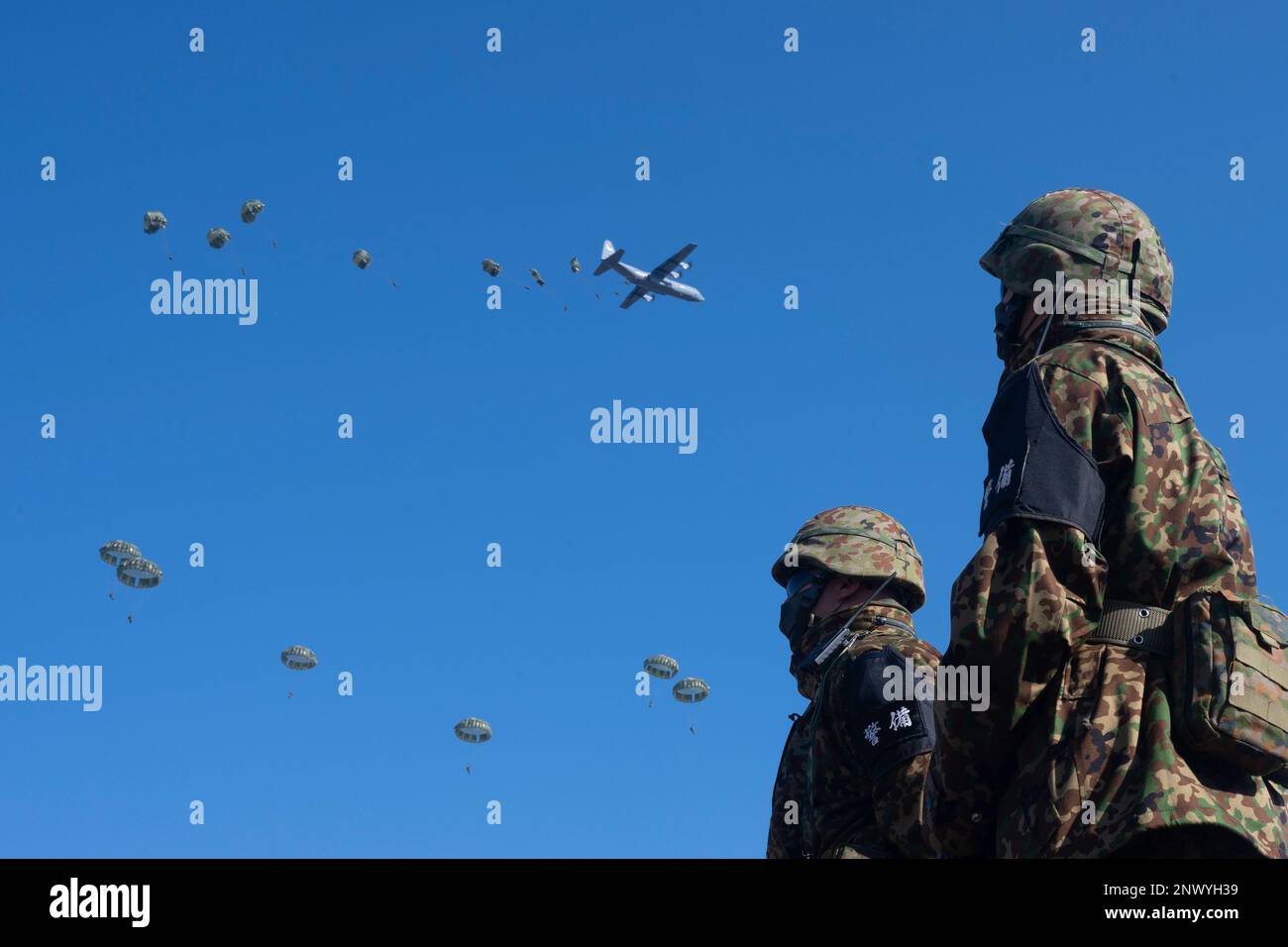 Japan Ground Self-Defense Force paratroopers from the 1st Airborne ...