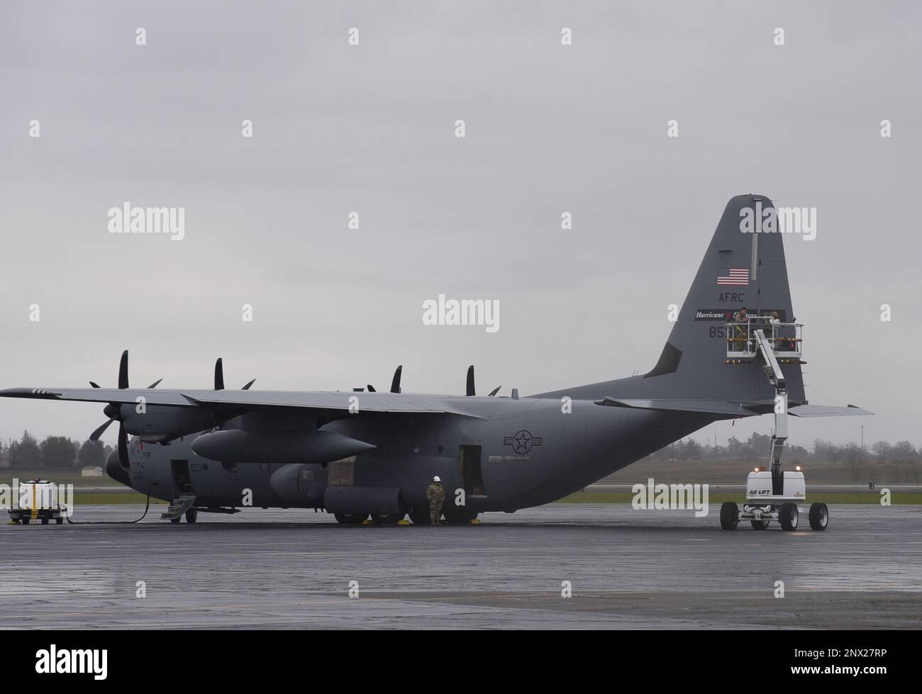 Master Sgts. Christopher Simmons, 403rd Aircraft Maintenance Squadron ...