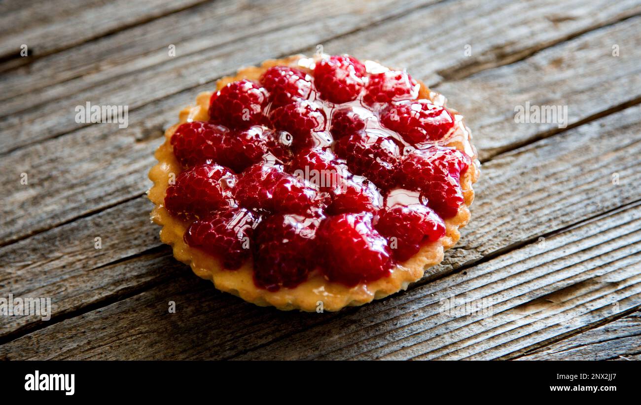 Blueberry in raspberry plate hi-res stock photography and images - Alamy