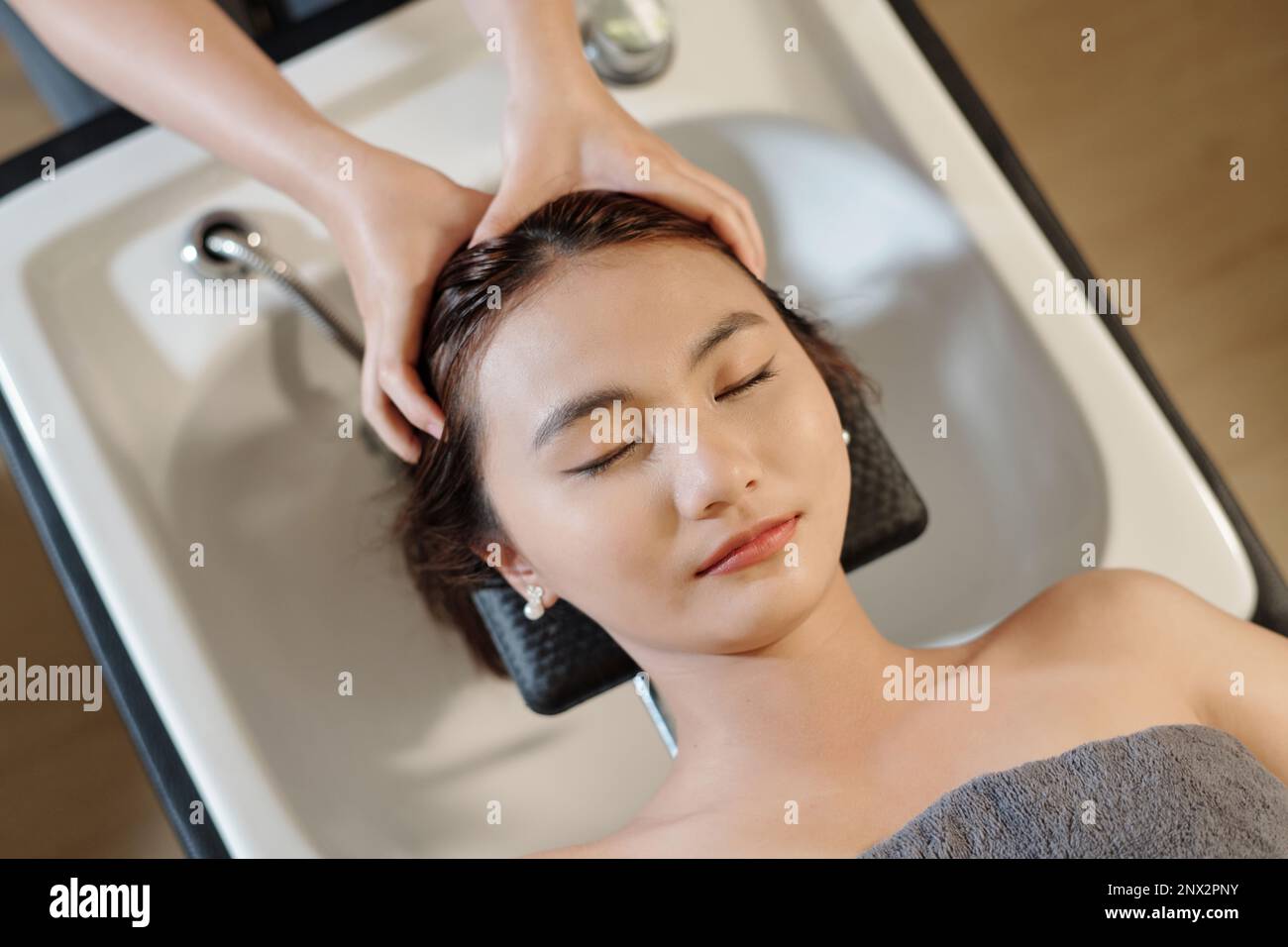 Cleaning scalp hi-res stock photography and images - Alamy