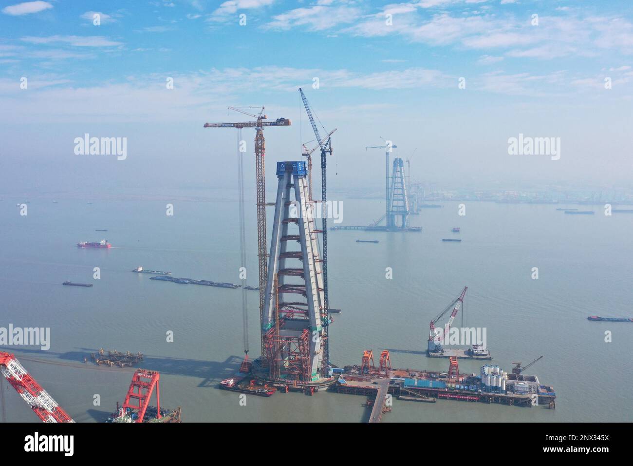 The world's largest tower crane put into construction of Changtai ...