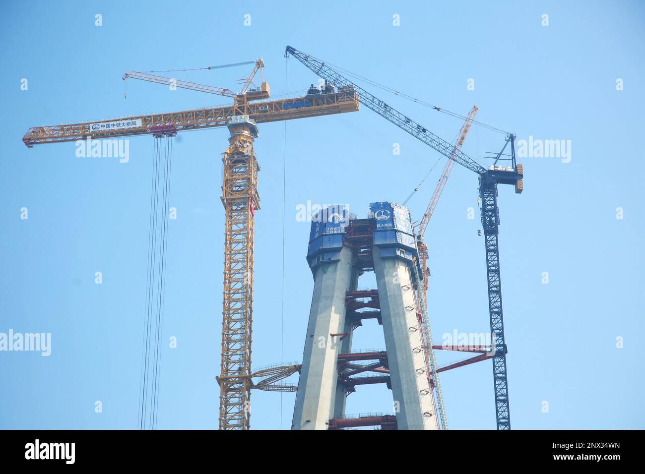 The world's largest tower crane put into construction of Changtai ...