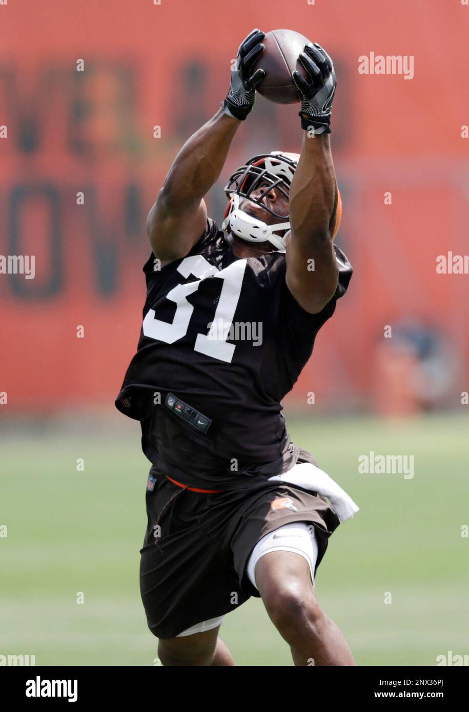 Cleveland Browns running back Nick Chubb catches a pass during practice ...