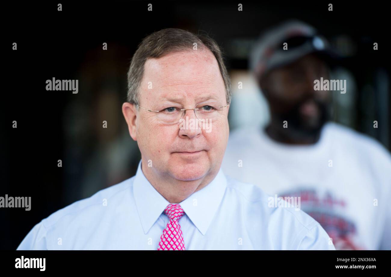 UNITED STATES - JUNE 13: Rep. Bill Flores, R-Texas, leaves the House ...