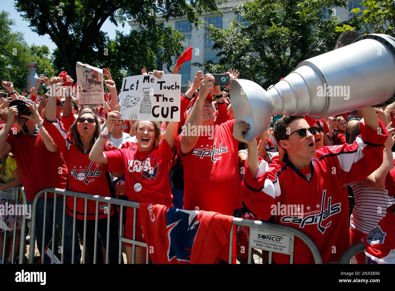 Fans cheer as the Washington Capitals with the Stanley Cup pass by ...