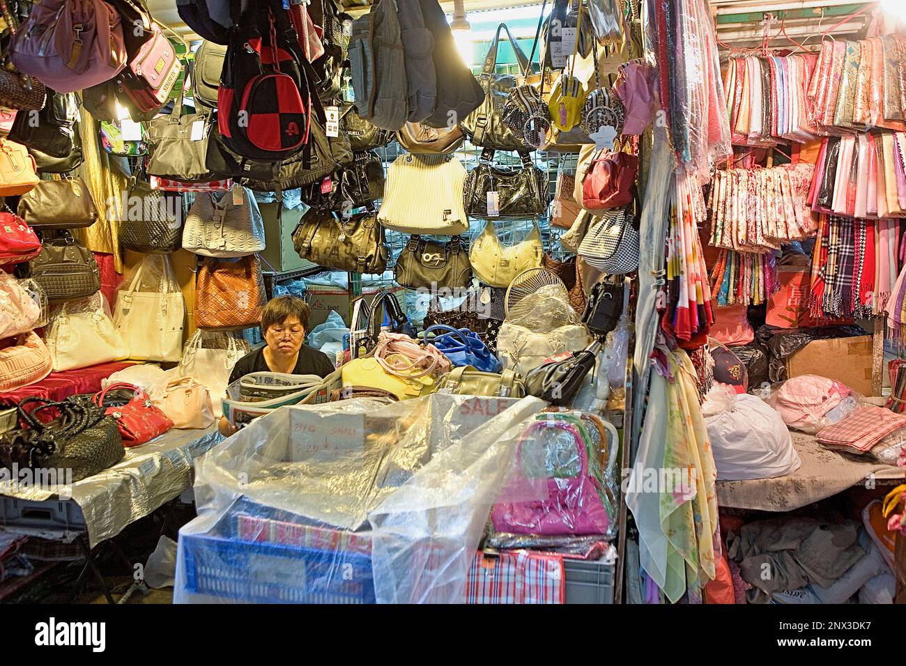 Market in Li Yuen Street West,Hong Kong, China Stock Photo - Alamy