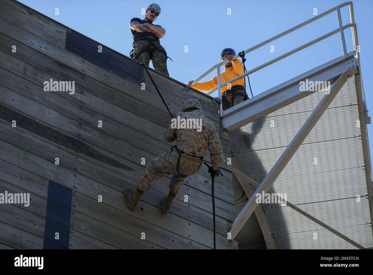 Recruits with Hotel Company, 2nd Recruit Training Battalion, execute ...