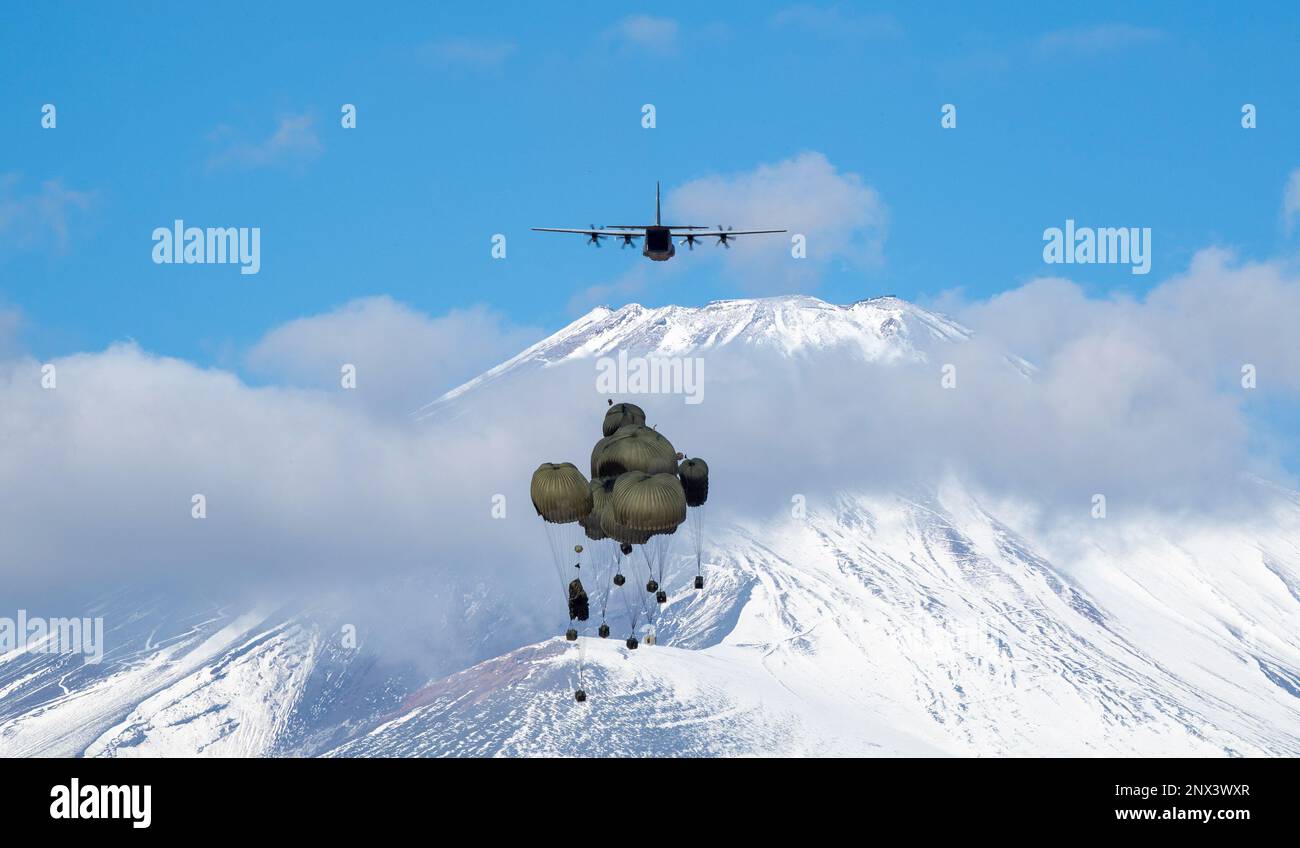 Japan Ground Self-Defense Force's heavy containerized delivery system ...
