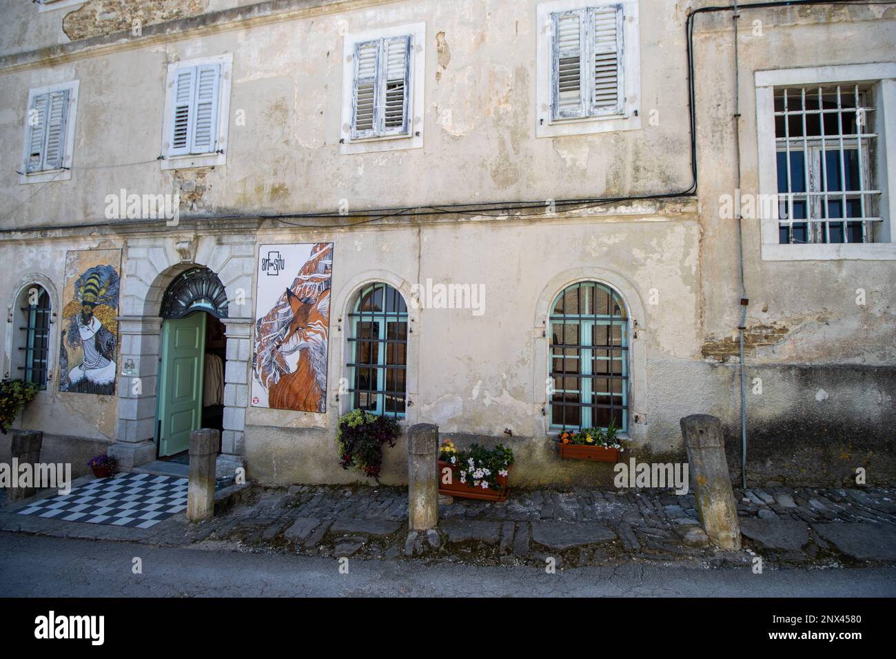 MOTOVUN, CROATIA - MAY 19, 2022 Art in Situ shop just outside the old ...