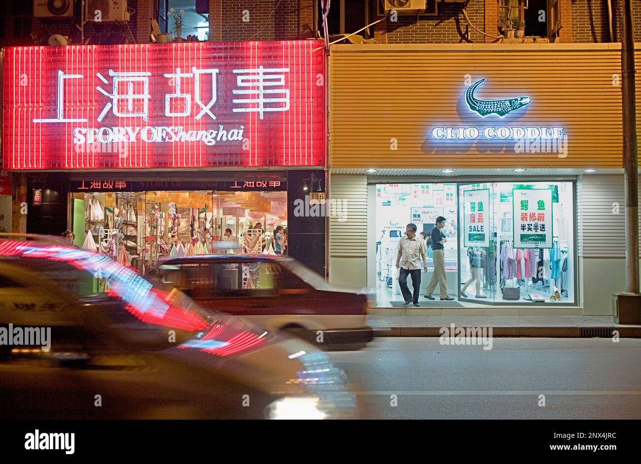 China.Shanghai: Shops of copied clothes in Nanging Road East. the main shoping street Stock ...
