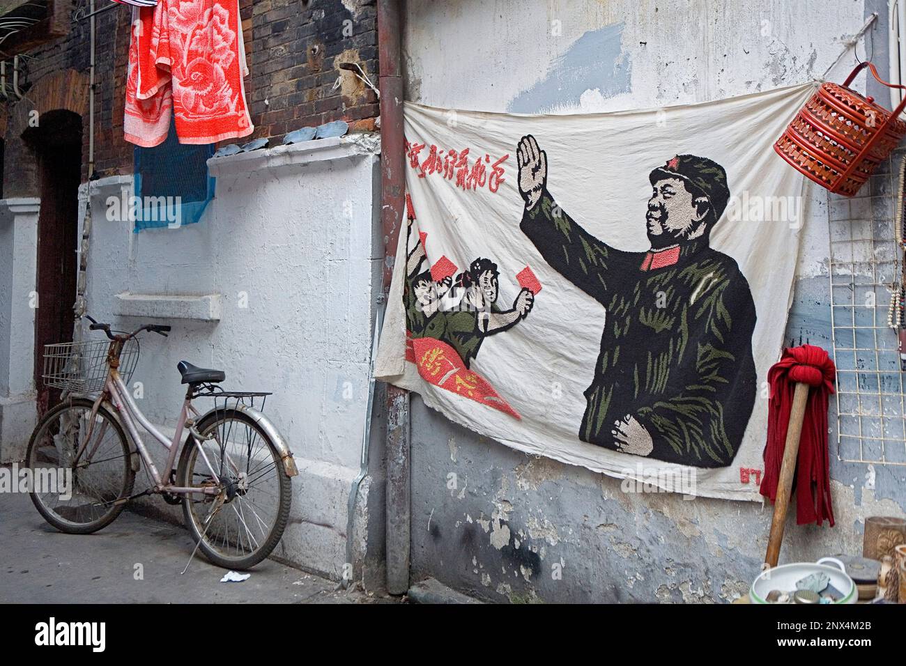 China.Shanghai: Dongtai Lu. Antique Market. Old city Stock Photo - Alamy