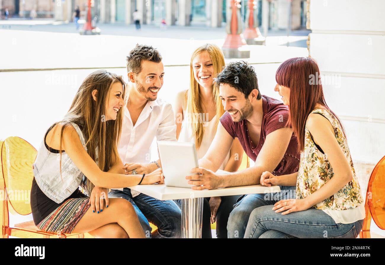 Teenagers computer cafe hi-res stock photography and images - Alamy