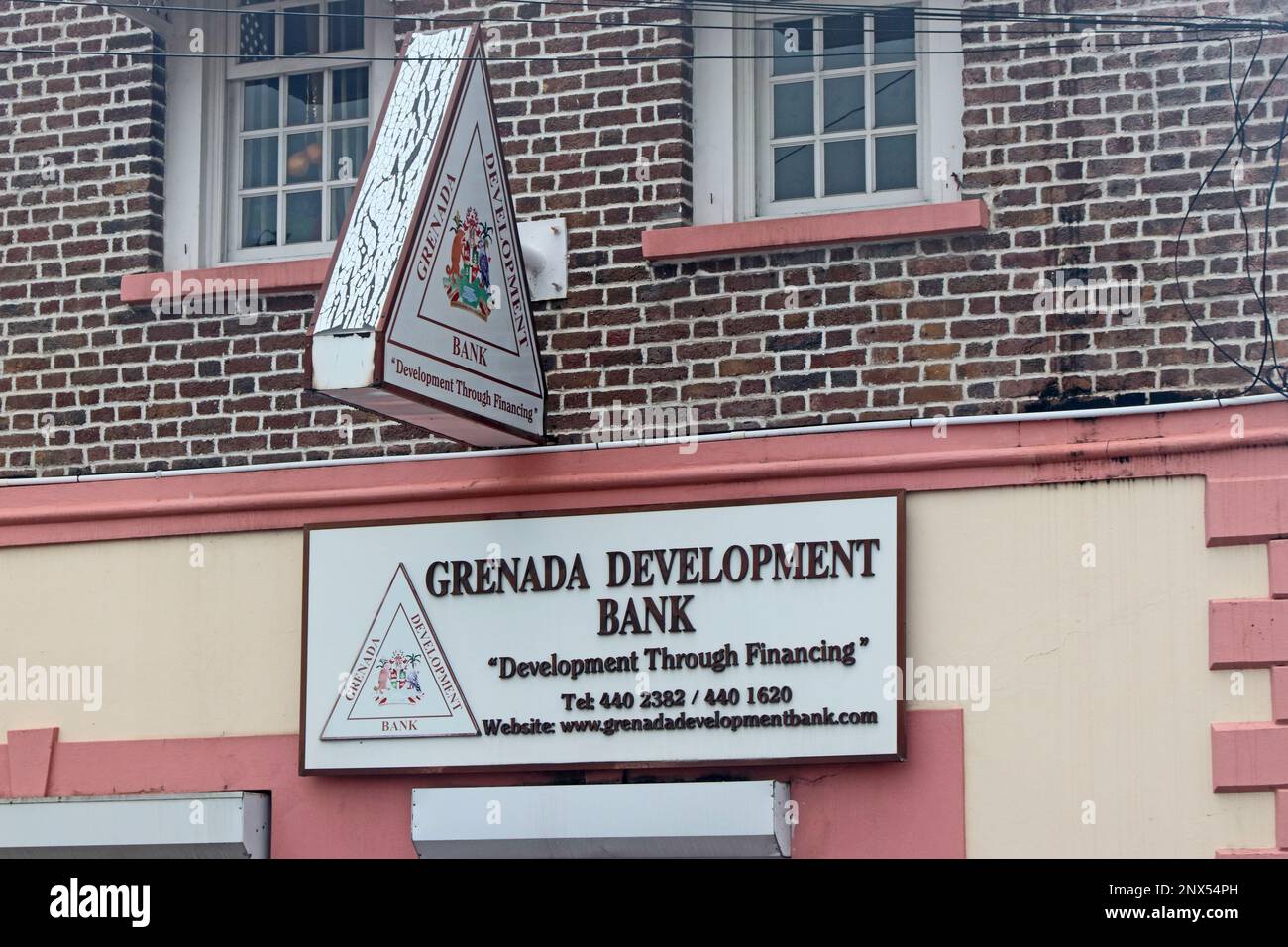 Bank signs hi-res stock photography and images - Alamy