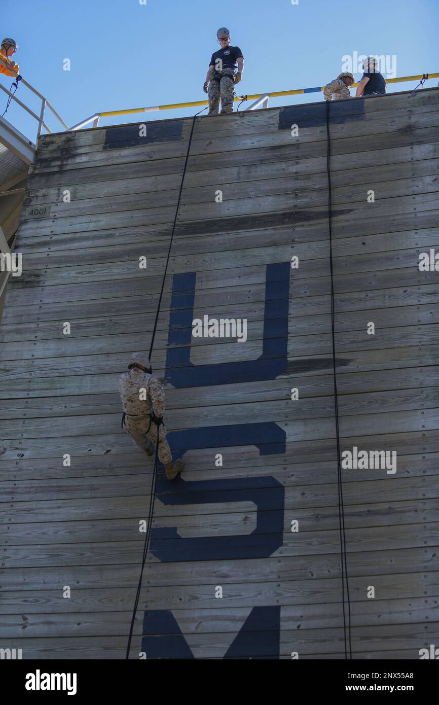 Recruits with Hotel Company, 2nd Recruit Training Battalion, execute ...
