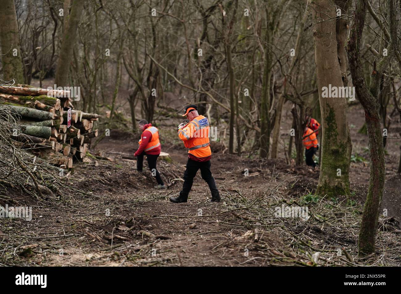 Officers from London Search and Rescue (LONSAR) sweep the area in Wild ...