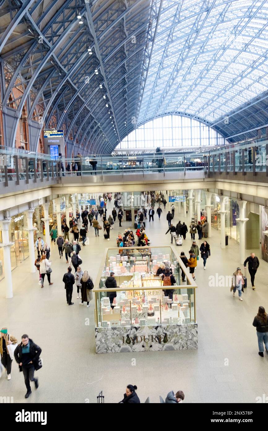 Architecture shopping mall and railway railway hi-res stock photography ...