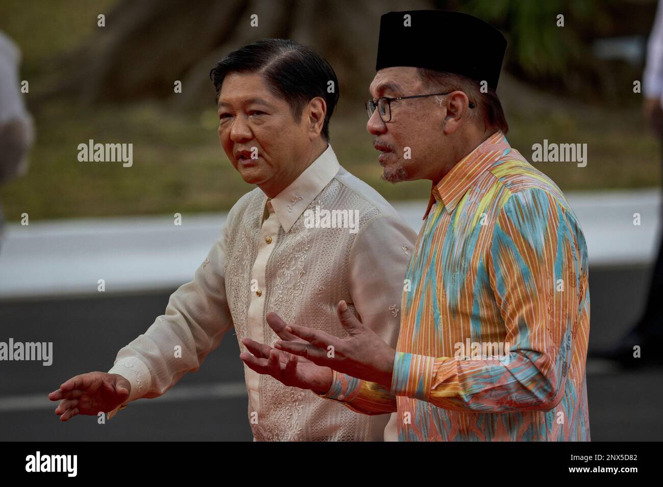 Malaysian Prime Minister Anwar Ibrahim, right, talks with Philippine ...