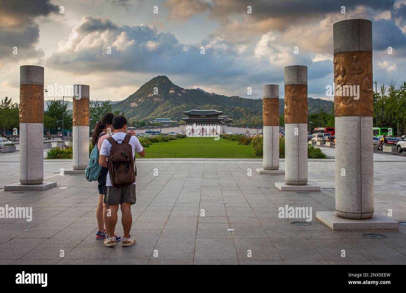 Couple in Gwanghwamun Square and ornamentation that accompanies the ...