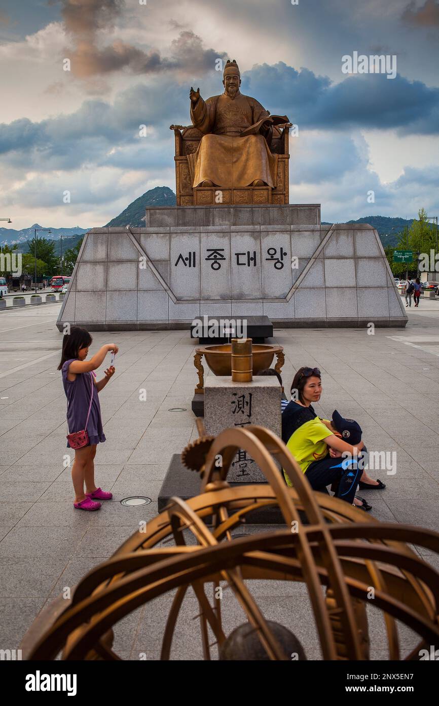 Tourists,Golden statue of King Sae Jong Dae at Gwanghwamun Square in ...