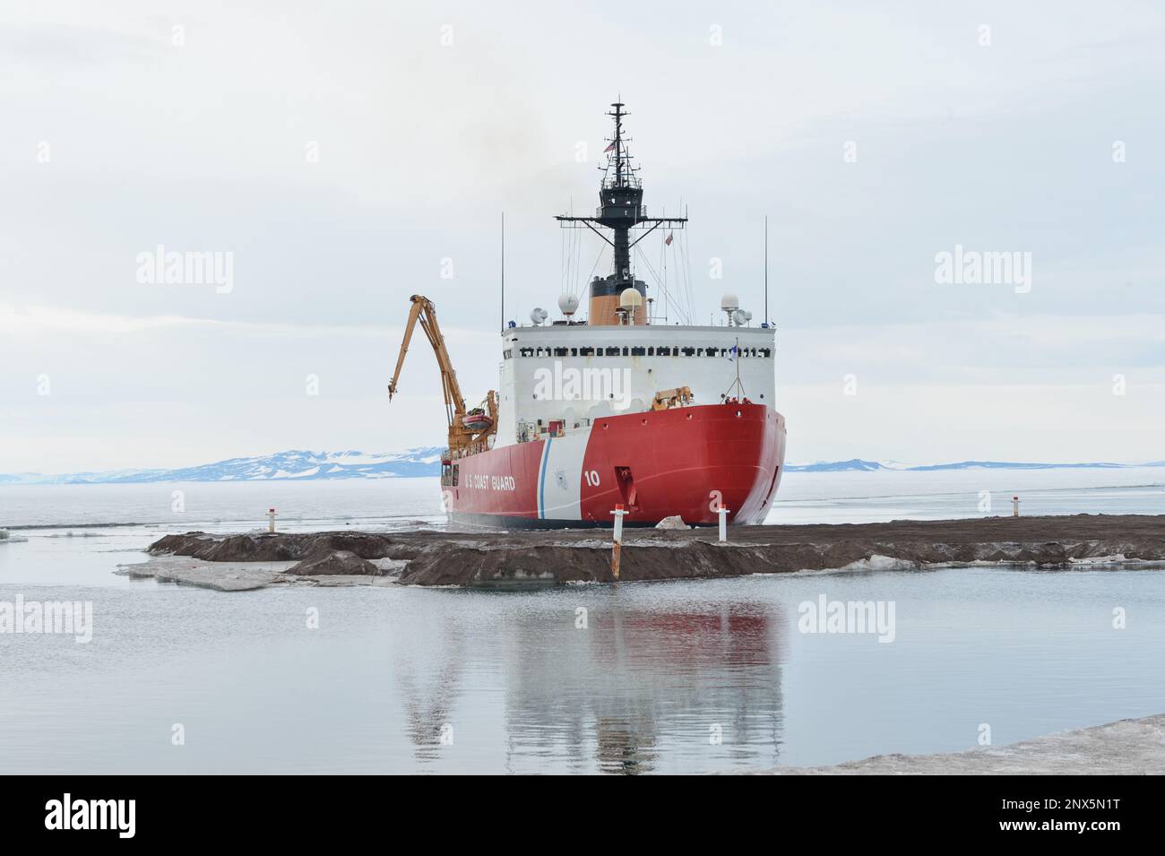 The heavy ice breaker USCGC Polar Star (WAGB 10) moves the ice pier at ...