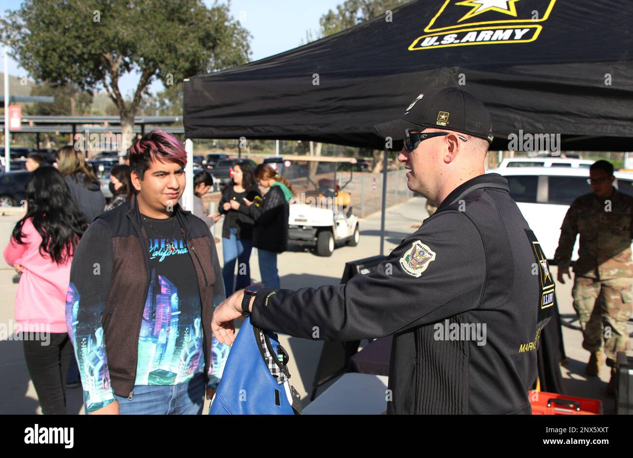 Sgt. 1st Class George Norton from the U.S. Army Marksmanship Unit chats ...